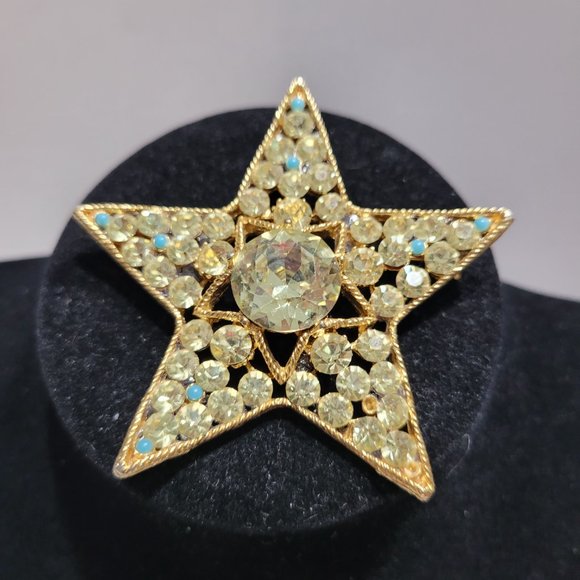 BSK | Jewelry | Vintage Bsk Green Rhinestones Star Brooch Pin Gold Tone ...